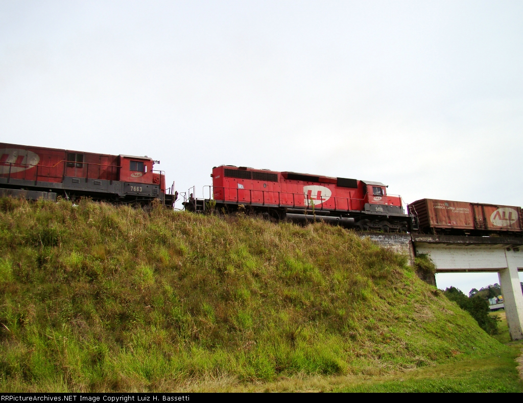 GE C30-7 7663 / SD40-2 9458